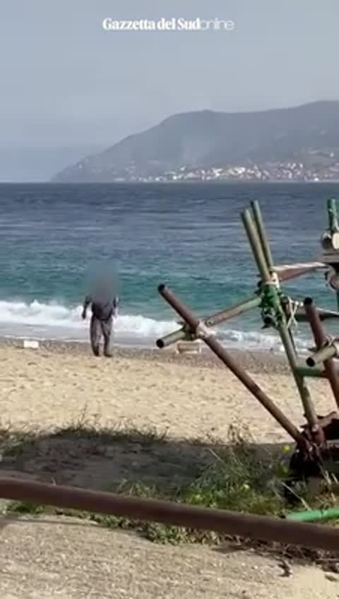 Messina, degrado sulla spiaggia del Ringo. Anche un incivile che getta ...